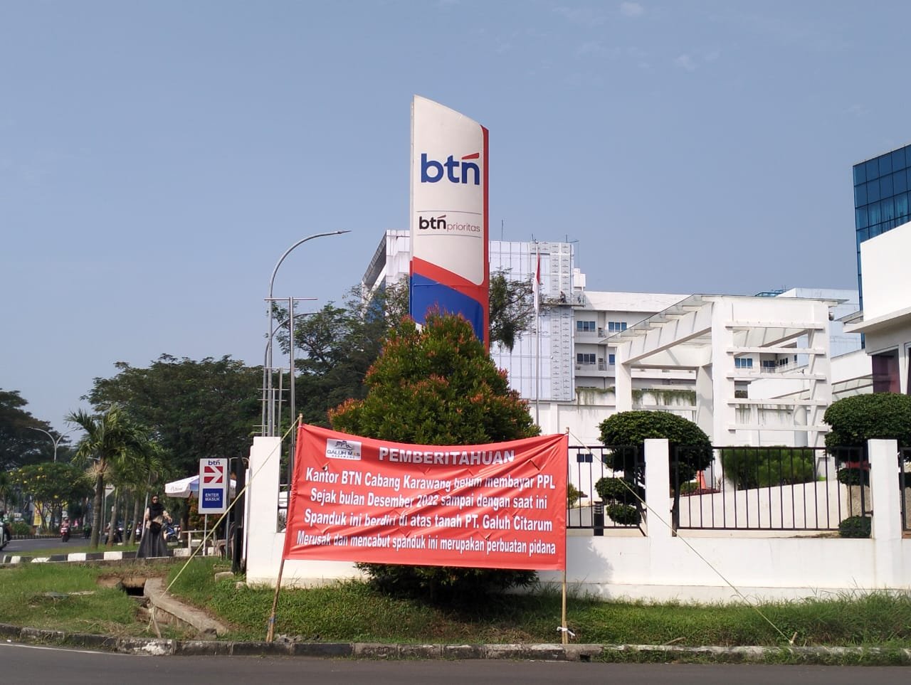 Kantor Bank BTN Karawang Diganjar Spanduk Merah, Dianggap Tak Bayar PPL ...